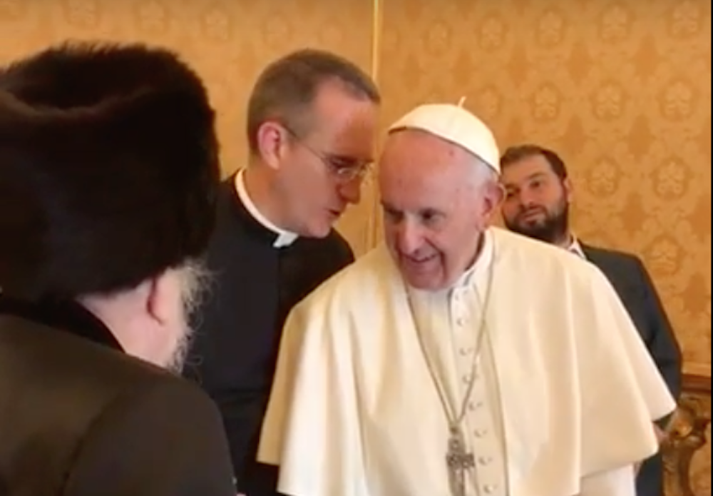 Pope and delegation of Chasidic Jews meet, dance at Vatican - Jewish News