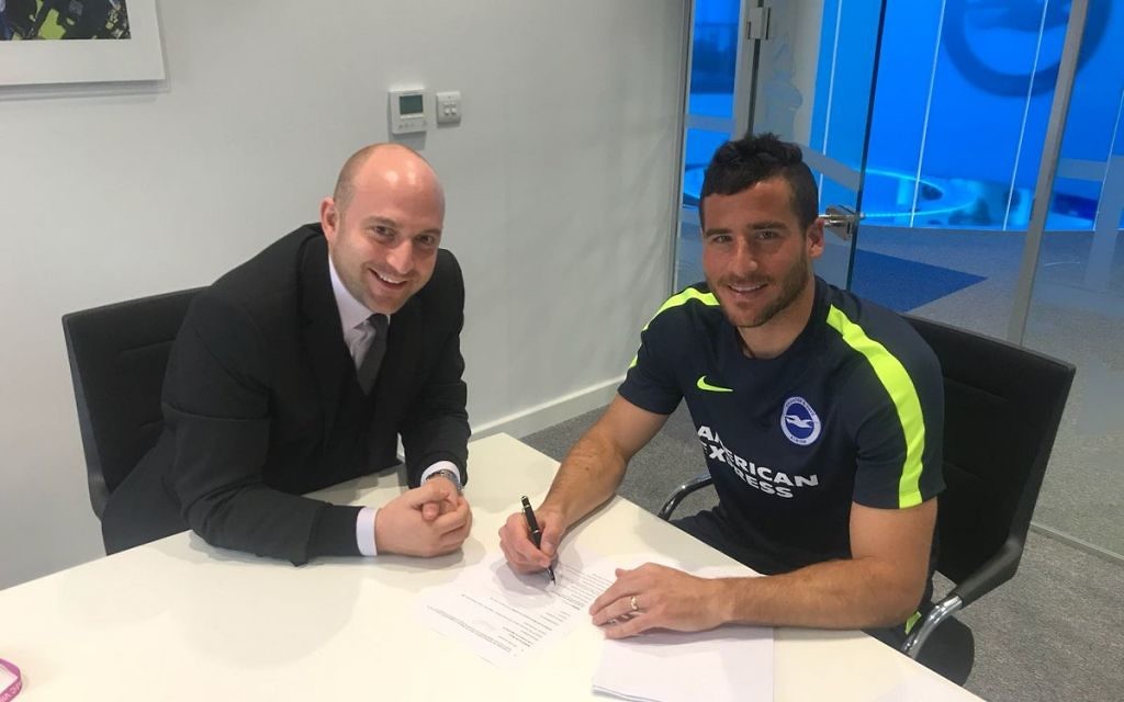 Israeli striker Tomer Hemed signs new contract with Brighton - Jewish News