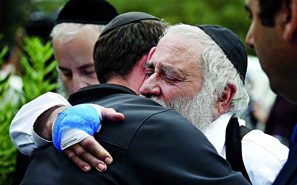 Poway rabbi who lost finger in shul shooting gets lifelike prosthetic ...