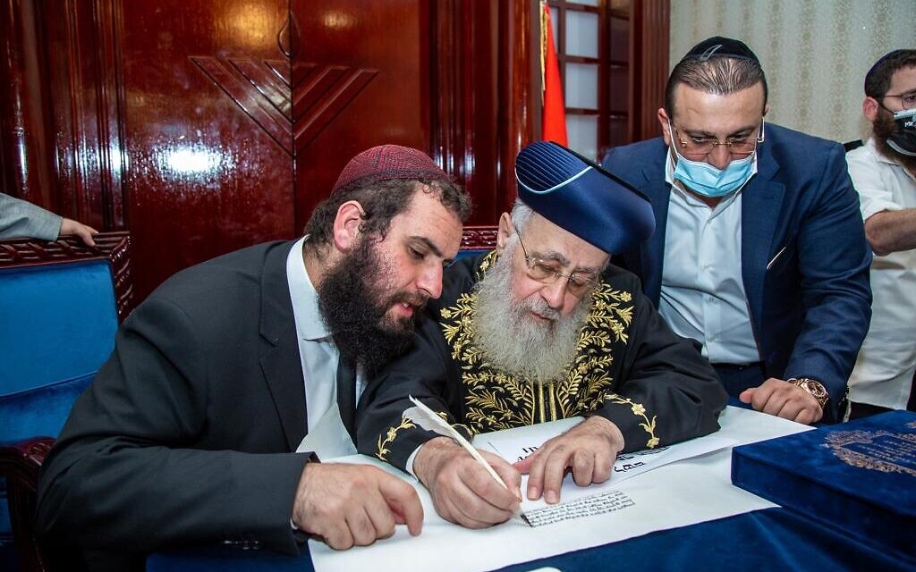 Israel's Sephardi chief rabbi makes historic visit to Dubai - Jewish News