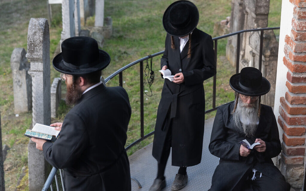 Tens of thousands of Chasidic Jews flood tiny town for ‘miracle rabbi ...