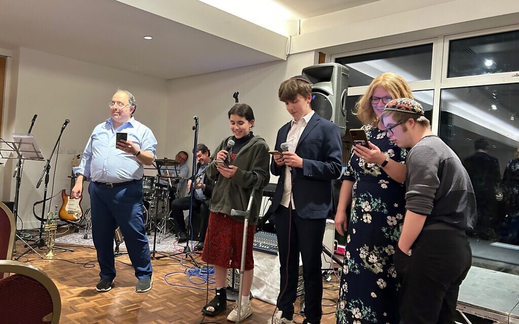 Rabbi David Mason gets a rousing send off from Muswell Hill shul ...