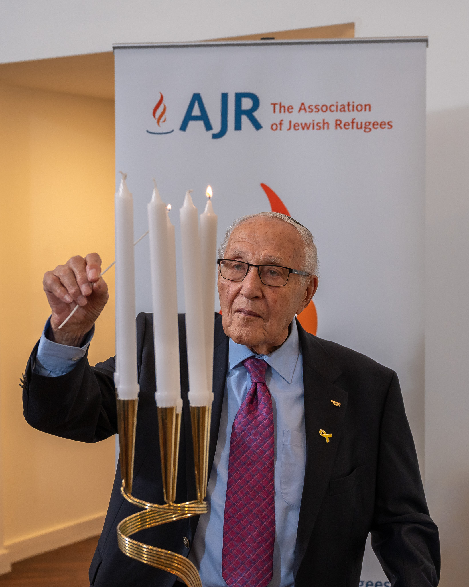 Holocaust survivors and descendants commemorate Kristallnacht - Jewish News
