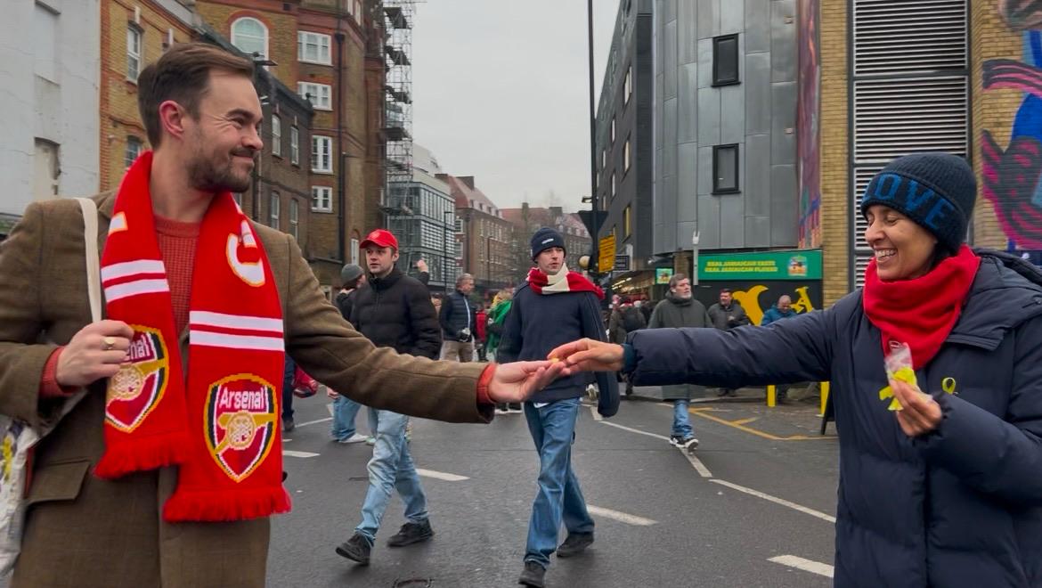 2,000 yellow ribbons handed out at Arsenal FA Cup match - Jewish News