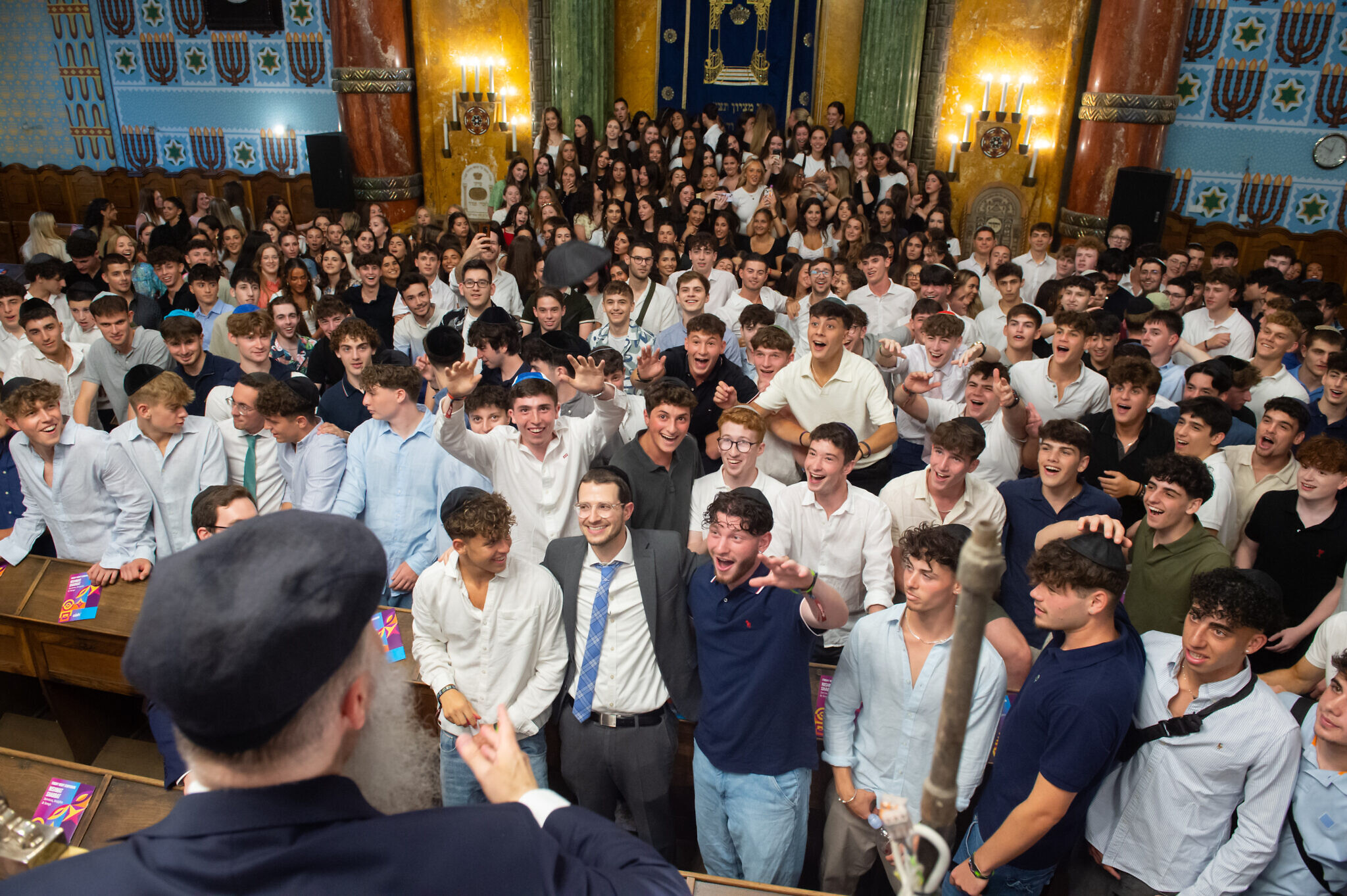 Aish Budapest Friday night dinner brings together 400 school leavers ...