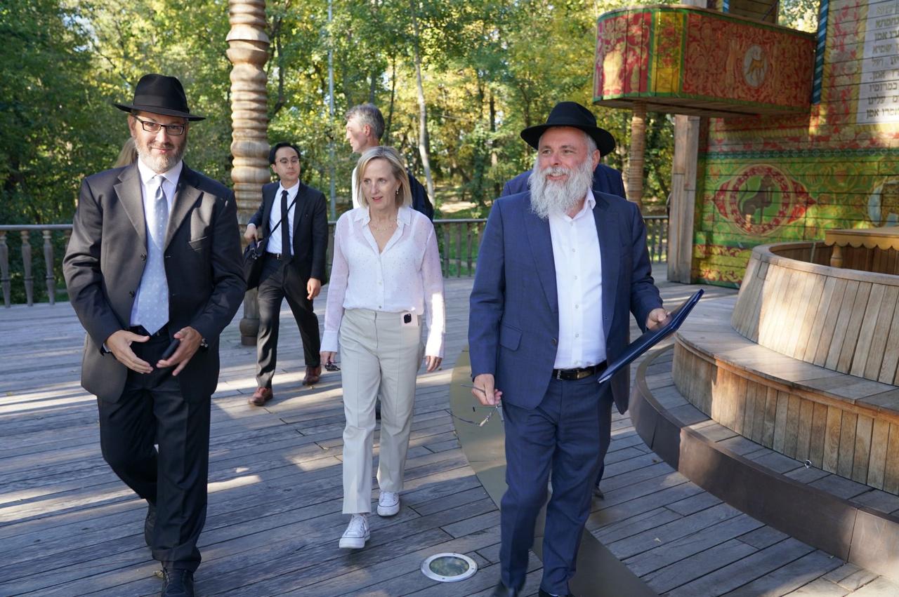 New US ambassador to Ukraine visits Babyn Yar massacre site - Jewish News