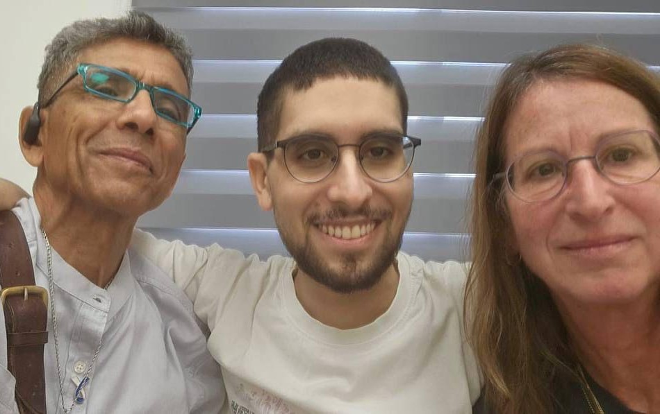 PICTURES: Eitan Mor reunited with his parents - Jewish News