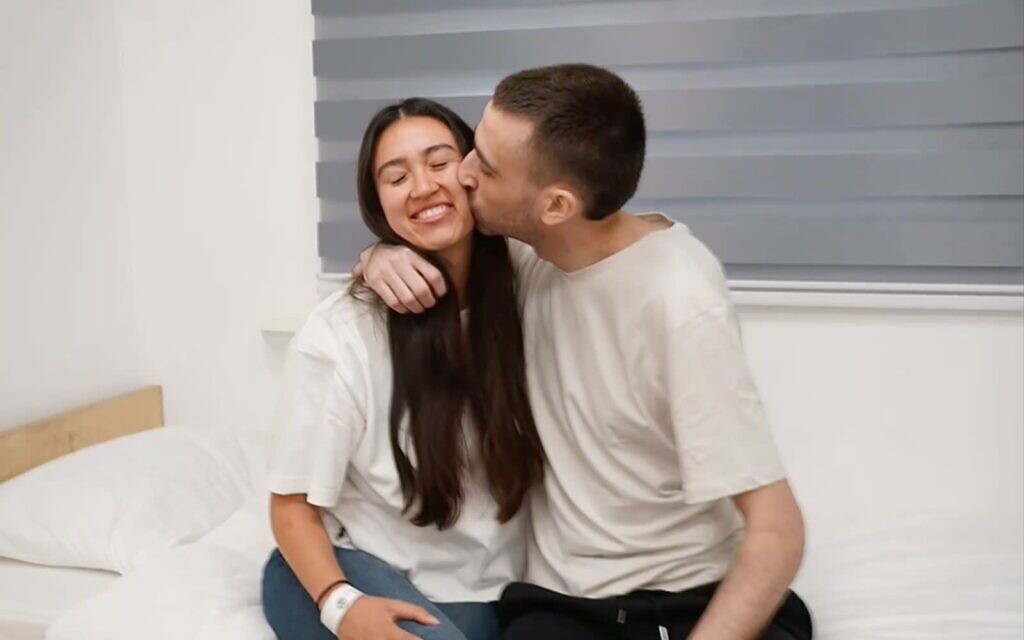 PICTURES: Eitan Mor reunited with his parents - Jewish News